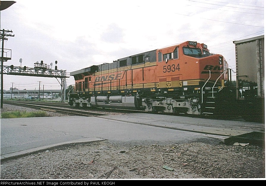 BNSF 5934 crosses in front of me at Carlin Junction.